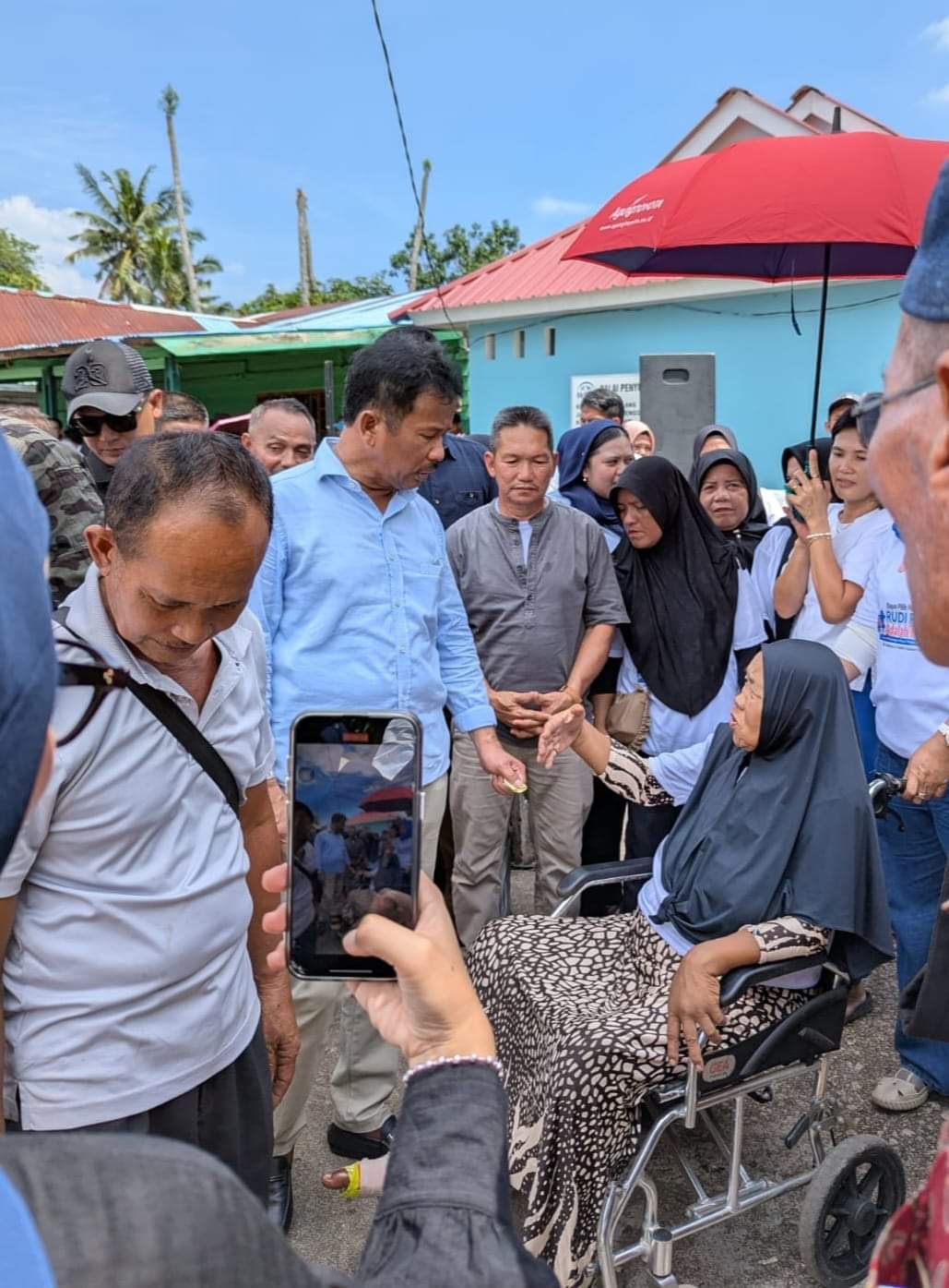 Sabarnya Nenek Berkursi Roda di Pulau Buluh, Rela Menunggu demi Bertemu ...
